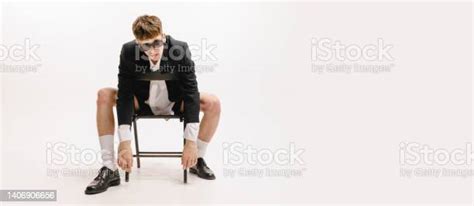 선글라스를 착용하고 의자에 앉아 흰색 배경 위에 고립 된 카메라를 바라 보는 자신감있는 청년 패션 젊음 감정 광고의 개념 20 24세에 대한 스톡 사진 및 기타 이미지