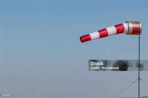 공항 어떤 바람이 부는 날씨에 맑고 푸른 하늘 배경에 표시 지역 바람 방향 공기 양말 Drogue 바람 슬리브 바람 콘 가방에