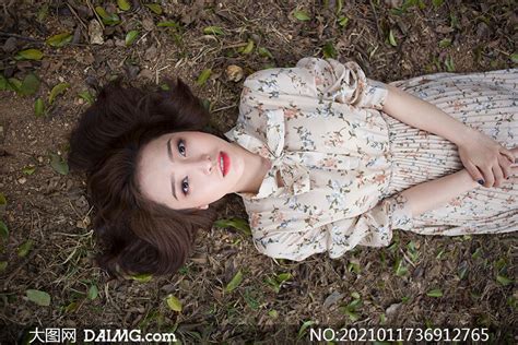 树林里躺着的红唇美女写真摄影原片 大图网图片素材
