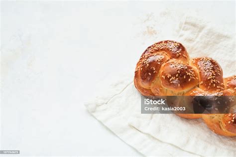 샬라 빵 안식일 키드두시 의식 구성 갓 구운 수제 머리띠 샬라 빵은 샤밧과 휴일을 위해 하얀 배경인 샤밧 샬롬을 배경으로 합니다 맨 위 보기입니다 공간을 복사합니다 0명에