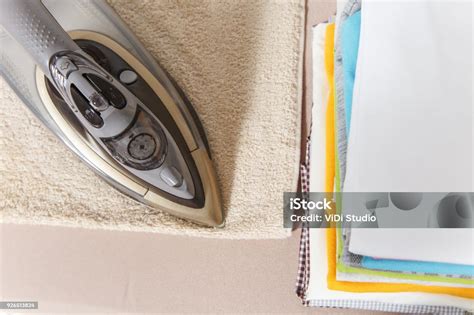 닫습니다 스팀 다리미를 다림 질 옷 세탁 다림 질 보드 흰색 배경에 고립에 의류 가족 씻어 가사 개념입니다 광고에 대 한 공간을 복사 합니다 와 텍스트에 대 한 장소 최고의