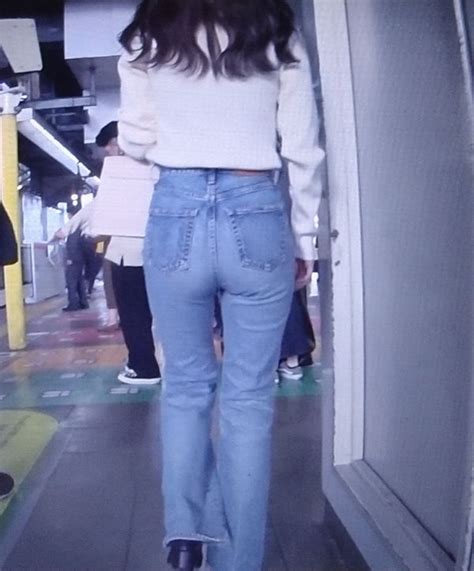 色気ムンムンでスタイル抜群の美女がスキニーデニム履いて美尻を大きくふって男を挑発して歩く姿に興奮 めっちゃリアル