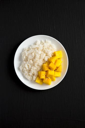 검은 색 배경에 흰색 접시에 망고와 참깨와 홈 메이드 끈적 끈적한 쌀 상단 보기 위에서 플랫 평지 오버헤드 0명에 대한 스톡 사진 및 기타 이미지 Istock