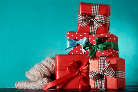 박스형 포장된 레드의 스택 리본으로 장식 하 고 파란색 배경에 스택의 배열 0명에 대한 스톡 사진 및 기타 이미지 0명