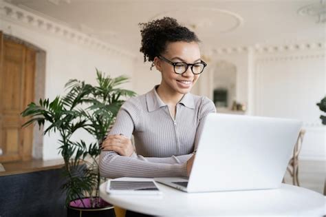 O Administrador é Uma Mulher Que Trabalha Em Um Escritório Moderno