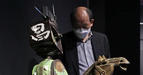 백남준의 김유신 살펴보는 윤범모 국립현대미술관장