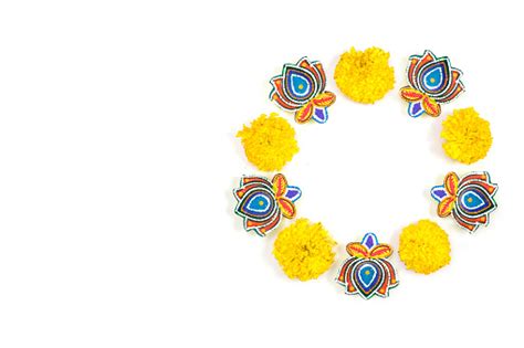 해피 디왈리 디파발리 빛 축제 축제 동안 점토 디야 램프 조명 흰색 배경에 다채로운 전통적인 오일 램프 Diya 텍스트의 공간을 복사합니다 디왈리에 대한 스톡 사진 및 기타