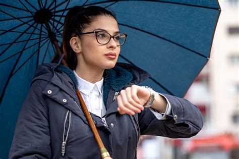 아름 다운 젊은 여자는 버스 정류장에 서 고는 버스를 기다리고 갈색 머리에 대한 스톡 사진 및 기타 이미지 갈색 머리 거리 검정 머리 Istock