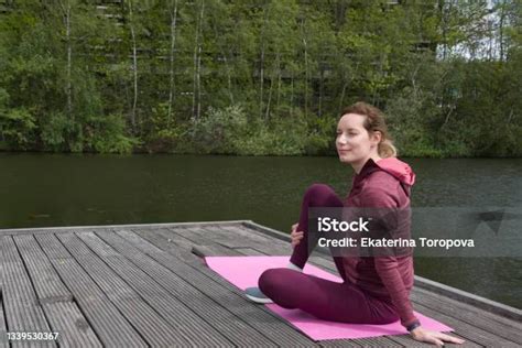 아름다운 젊은 여성은 야외 연못 근처 자연 연못에 의해 양탄자에 명상 건강한 라이프 스타일 뒤에서 보기 요가에 대한 스톡 사진 및 기타 이미지 Istock