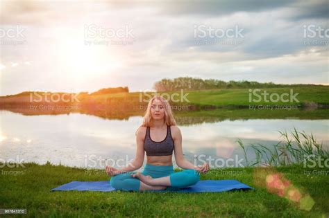 아름 다운 금발의 여자는 일몰에 호수에 로터스 위치에서 요가 연습 하 고 근접 지원 건강 한 라이프 스타일 금발 머리에 대한 스톡 사진 및 기타 이미지 Istock
