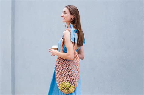 녹색 배를 들고 커피 한 잔을 가진 메쉬 재사용 쇼핑 백을 가진 젊은 여성 가방에 대한 스톡 사진 및 기타 이미지 가방 사람들 쇼핑 Istock