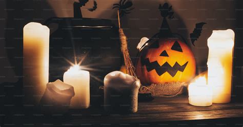 잭 오 랜턴 호박 양초 그릇 마녀 빗자루와 박쥐 어두운 으스스한 방에서 배경에 유령 해피 할로윈 개념입니다 가을 할로윈 이미지 사진 Unsplash의 초 이미지