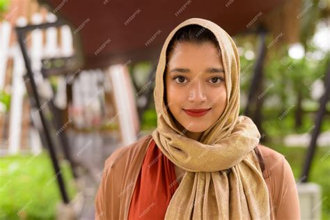 Premium Photo Face Of Young Beautiful Indian Muslim Woman In The City