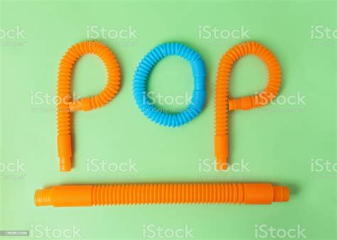 안티 스트레스 장난감에서 구성 팝 튜브 그 아래에 단어 팝과 튜브 재미있는 손가락 게임 0명에 대한 스톡 사진 및 기타 이미지 Istock