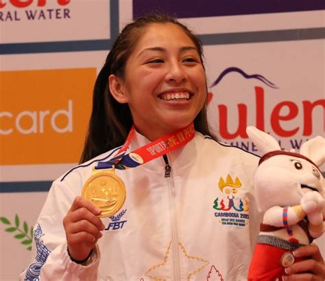 ស្នាមញញឹមដ៏ស្រស់ស្អាតរបស់ ខាន់ ចេសា ក្រោយទទួលបានមេដាយមាសជូនជាតិ Khmerload Cambodia Latest News