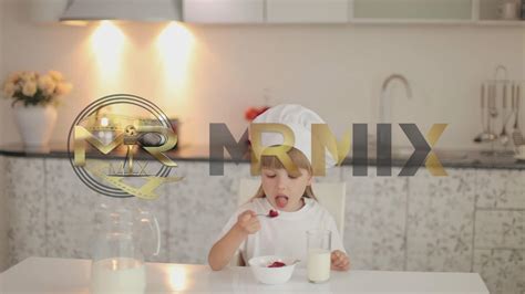 فوتیج دختری پشت میز نشسته و ماست می‌خورد و شیر می‌نوشد نماشا