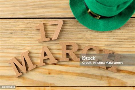 성 패트릭의 날 축하 녹색 레프러콘 모자와 텍스트 3월 17일 천연 나무 배경에 상위 뷰 St Patricks Day에 대한 스톡 사진 및 기타 이미지 Istock