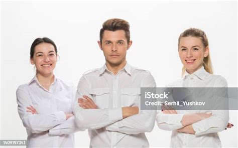 흰색 배경에 흰색 셔츠를 입은 젊은 사업가 팀이 고립되었습니다 두 명의 소녀와 남자로 구성된 팀은 행복하고 이기고 계획하고 논쟁하고 토론하고 화나게하고 무언가를 이깁니다 흰