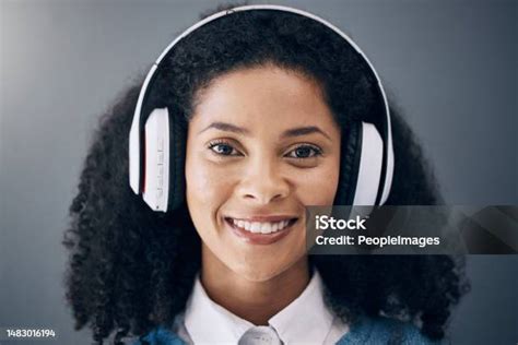 헤드폰 음악 그리고 오디오 라디오 노래를 들으며 벽 배경에 미소를 짓고 있는 흑인 여성의 초상화 평화 사고 방식 및 스트리밍