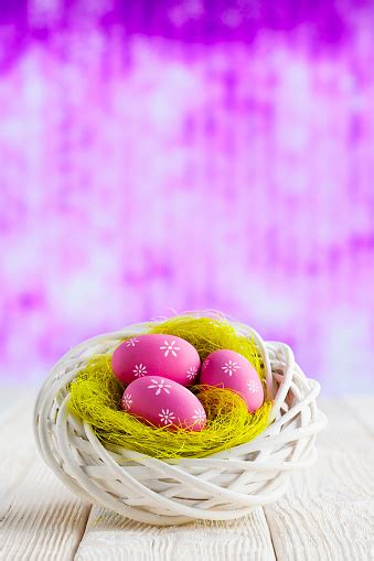 둥지에 그려진 부활절 달걀과 추상적인 배경에 흰색 나무 테이블 0명에 대한 스톡 사진 및 기타 이미지 0명 계절 공휴일 Istock