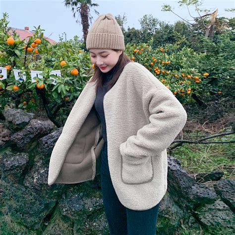 Hotping 심플한 디자인으로 어디에나 가볍게 착용하기 좋은 양털가디건 안에 두꺼운 이너와 함께