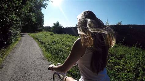 Красивая девушка на велосипеде Youtube