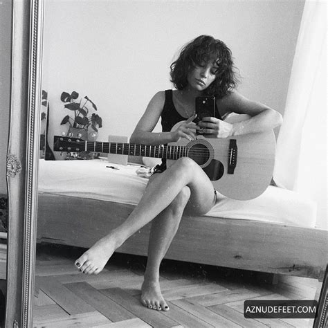 Vivien K Nig Feet Aznudefeet