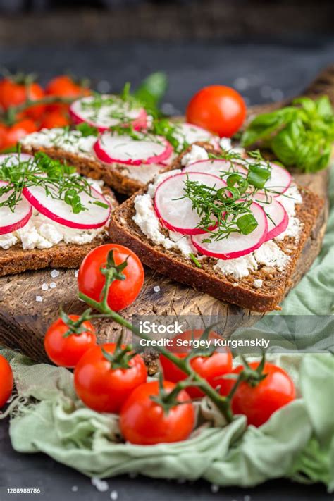 크래커에 담긴 코티지 치즈 얇게 썬 검은 빵 무를 딜 상단 및 사이드 샷으로 웨지로 썰어 나무 도마위에 흰색 으로 고립된 배경 0명에 대한 스톡 사진 및 기타 이미지