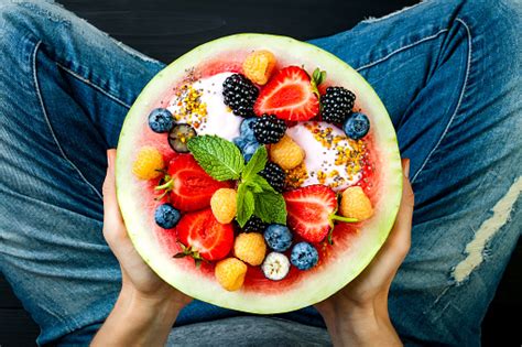 건강 한 여름 아침 식사 개념 조각된 수 박 과일 샐러드 요구르트 Chia의 종자 신선한 딸기 꿀벌 꽃가루와 수 박 그릇 벌에 대한 스톡 사진 및 기타 이미지 Istock