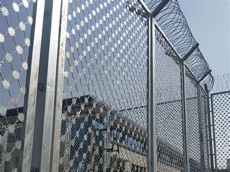 监狱钢网墙 机场围界网 桥梁防抛网 防眩网 水源地防护网 公路隔离栅 景区隔离网 安平县艾瑞金属丝网有限公司