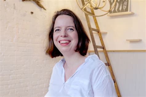 흰색 벽돌 벽 배경에 흰색 셔츠에 어깨 길이 어두운 머리를 가진 젊은 여성의 초상화 여자에 대한 스톡 사진 및 기타 이미지 여자 유머 재정 고문 Istock