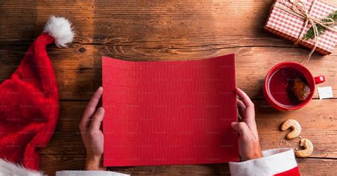 빈 위시리스트를 손에 들고 있는 산타클로스 사진 Unsplash의 크리스마스 이미지