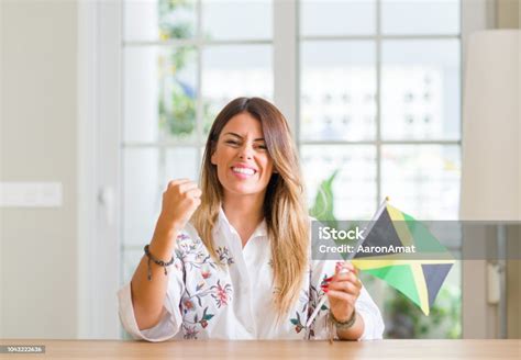 젊은 여자 집에서 들고 짜증이 자메이카의 국기와 미친과 제기 손으로 소리 분노와 좌절 외치고 분노 개념 갈색 머리에 대한 스톡 사진 및 기타 이미지 Istock