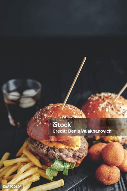 집에서 맛있게 햄버거 나무 보드 치즈 볼에 길거리 음식 패스트 푸드입니다 감자 튀김와 콜라의 유리 건강에 좋지 않은 음식에 대한 스톡 사진 및 기타 이미지 Istock