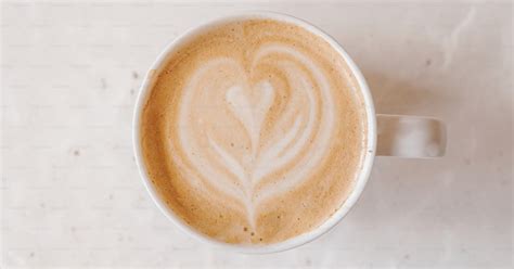 하트가 그려진 카푸치노 사진 Unsplash의 플랫 화이트 이미지