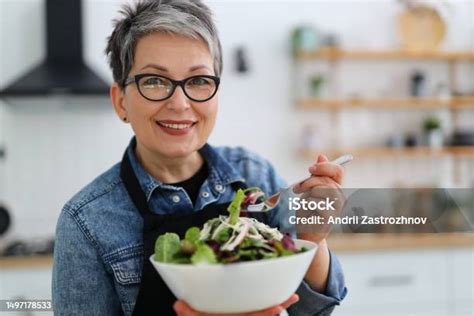 신선한 여름 샐러드를 먹는 안경을 쓴 예쁜 성인 여성 건강한 음식과 채식주의 개념 건강한 식생활에 대한 스톡 사진 및 기타 이미지 건강한 식생활 여자 50 54세