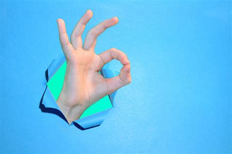 아이들은 찢어진 종이의 구멍을 통해 손 제스처 공간을 복사합니다 어린이 용 제품의 특별 제공 또는 판매 수화에 대한 스톡 사진 및 기타 이미지 Istock