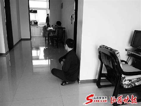 蹲角落哭 蜷缩在角落哭泣的图片 一个人蜷缩在角落图片 大山谷图库