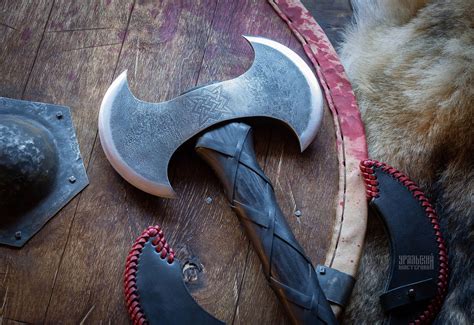 Двусторонняя секира