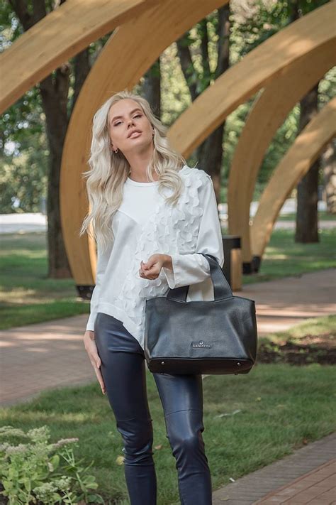 Блузка белая, свитшот белый, рубашка белая | Свитшот, Модели, Трикотаж