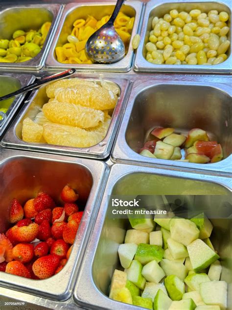 호텔 셀프 서비스 냉장 뷔페 디스플레이 과일 샐러드 바 껍질을 벗기고 잘게 썬 열대 과일 잭 프루트 람부탄 포멜로 빨간색과 녹색 사과 딸기 자체 제작 과일 샐러드 재료 높은