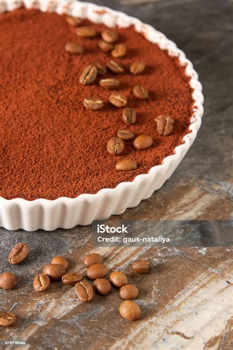 이탈리아 전통 디저트 티라미수입니다 어두운 배경입니다 갈색에 대한 스톡 사진 및 기타 이미지 갈색 레스토랑 마스카포네 치즈 Istock