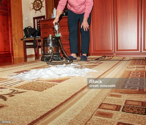 물 필터와 진공 청소기로 카펫을 청소하는 과정 더러운 카펫 표면에 청소 폼을 적용하는 여성 가사 집안일에 대한 스톡 사진 및 기타 이미지 Istock