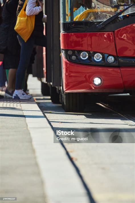 도시 거리에서 대중 교통을 이용할 수 있는 빨간 버스 거리에 대한 스톡 사진 및 기타 이미지 거리 고정됨 교통 Istock