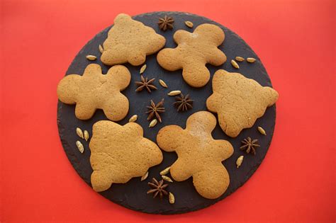 붉은 배경 새해와 크리스마스 사진에 생강 남자의 형태로 진저 브레드 0명에 대한 스톡 사진 및 기타 이미지 0명 12월 12월 31일 Istock