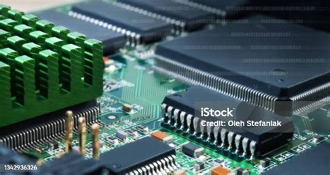 수동 및 능동 회로 구성 요소 및 Ic 클로즈업이 있는 전자 회로 기판 컴퓨터 칩에 대한 스톡 사진 및 기타 이미지 컴퓨터