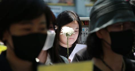 일본 군함 욱일기에 분노한 검은 마스크의 여성들