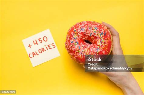 여성의 손을 잡고 함께 핑크 도넛 노란색 배경에 여분의 칼로리가 지방 패스트 푸드 초과 중량 유해한 스프링 개념에 대한 스톡 사진 및 기타 이미지 Istock