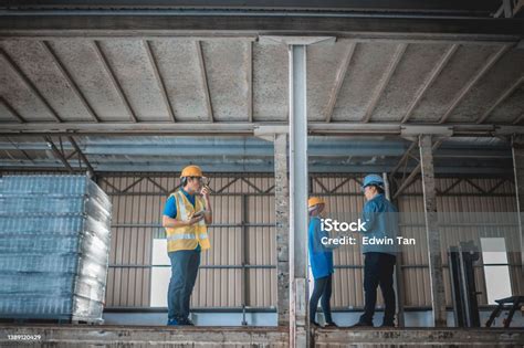 아시아 창고 노동자 는 지게차와 트럭에 팔레트에 상자를로드 하는 동안 포맨 계산 재고 검사자에 대한 스톡 사진 및 기타 이미지 검사자 경영자 고용과 노동 Istock