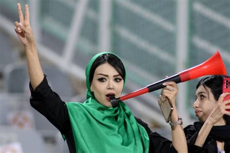 ژست جالب و زیبایی خارق العاده یک دختر جوان در بازی ایران و کنیا خبرساز